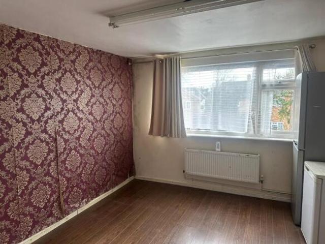 2 bedroom flat for sale in Haynes Close, Slough, Berkshire, SL3
