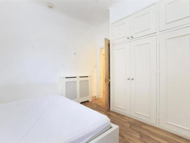 2 bedroom flat for sale in Hazelbourne Road, Clapham South, SW12