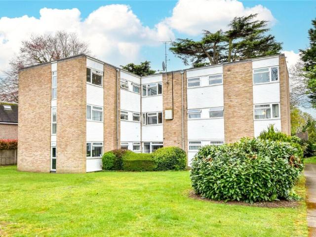 2 bedroom flat for sale in Hempstead Road, Watford, WD17