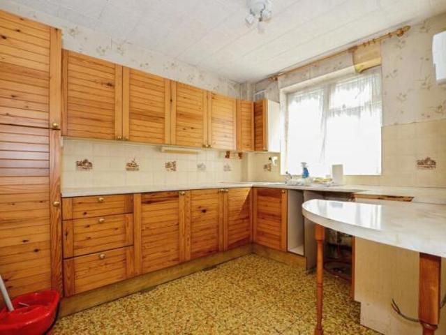 2 bedroom flat for sale in Hempstead Road, Watford, WD17