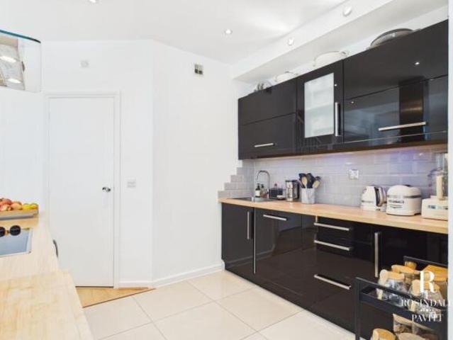 2 bedroom flat for sale in Helios Road, Wallington, SM6