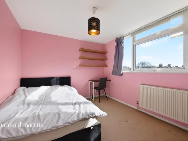 2 bedroom flat for sale in High Road, London, N20