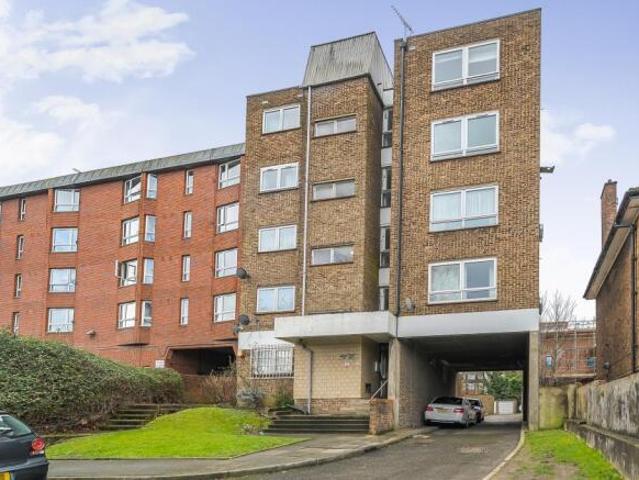 2 bedroom flat for sale in High Road, London, N2