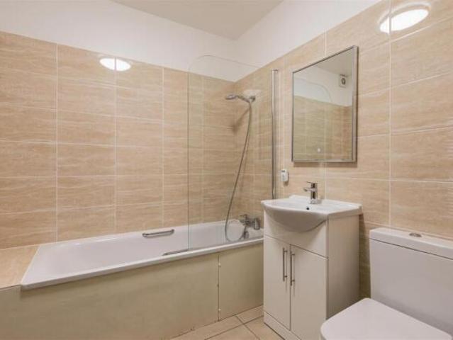 2 bedroom flat for sale in High Road, Leytonstone, E11