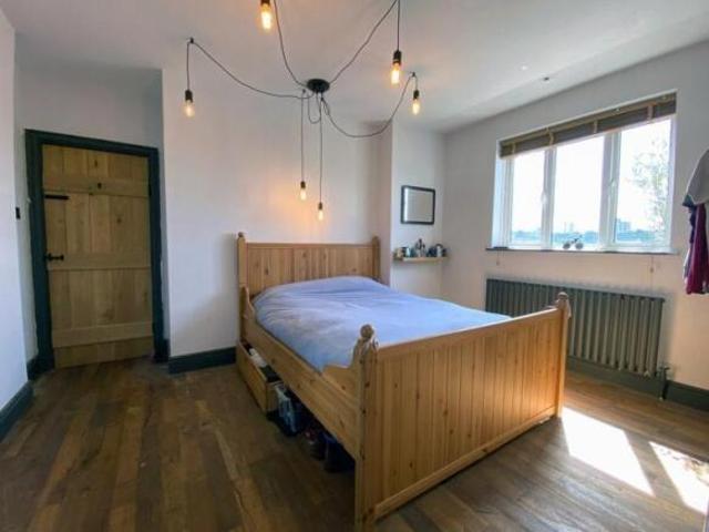 2 bedroom flat for sale in High Street, Croydon, CR0