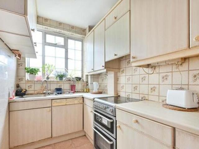2 Bedroom Flat For Sale In High Street Kensington, London
