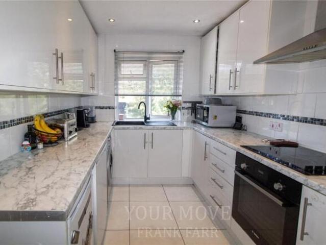 2 bedroom flat for sale in High Street, Langley, Slough, Berkshire, SL3