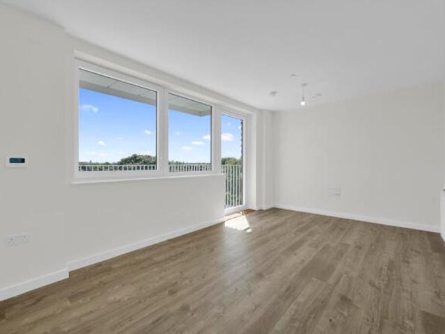 2 bedroom flat for sale in High Street, Southall, Ealing, UB1