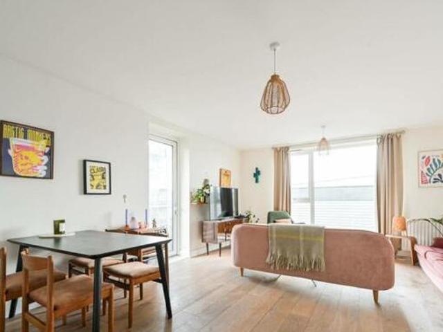 2 Bedroom Flat For Sale In Highams Park, London