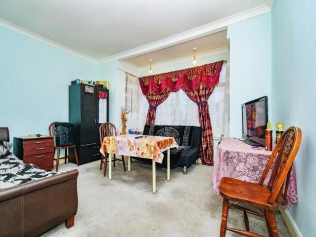2 bedroom flat for sale in Hillborough Road, Luton, Bedfordshire, LU1
