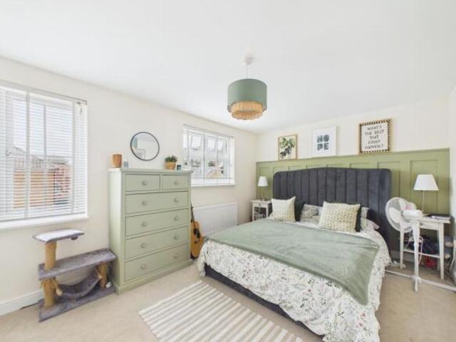 2 bedroom flat for sale in Honeysuckle Avenue, Cheltenham, GL53