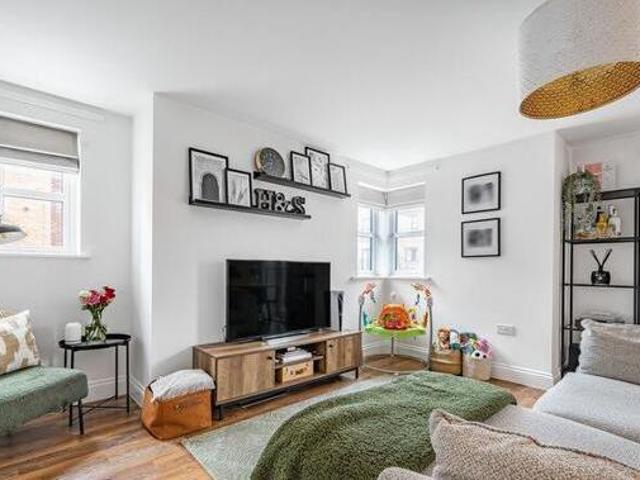 2 Bedroom Flat For Sale In Hook, Hampshire