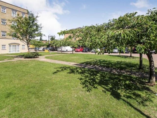 2 bedroom flat for sale in Holyhead Mews, Cippenham, SL1