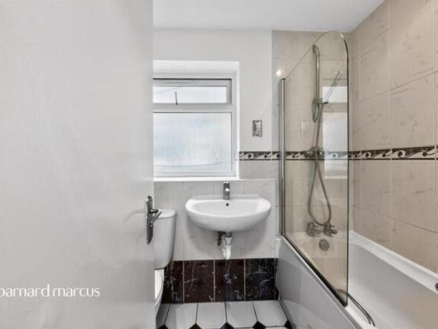 2 bedroom flat for sale in Holden Road, London, N12