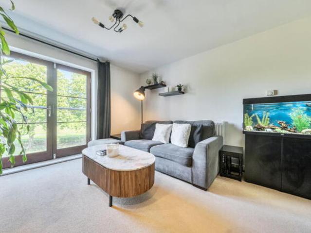 2 bedroom flat for sale in Hollies Court, Basingstoke, RG24