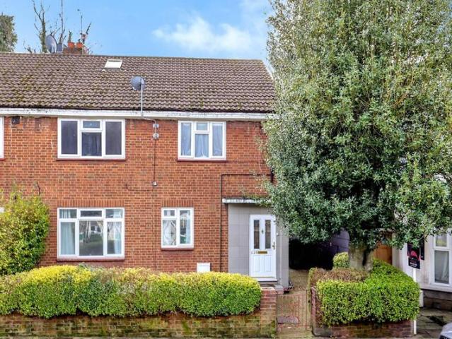 2 Bedroom Flat for Sale in Hollydale Road