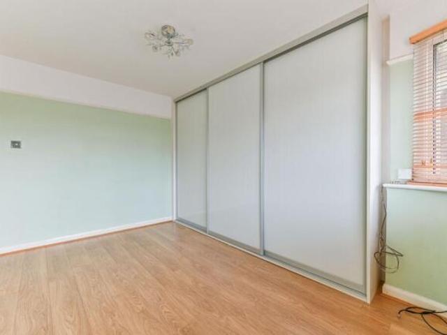 2 bedroom flat for sale in Holmesdale Close, South Norwood, London, SE25