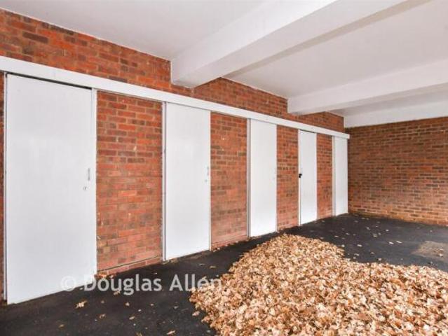 2 bedroom flat for sale in Horn Lane, Woodford Green, Essex, IG8