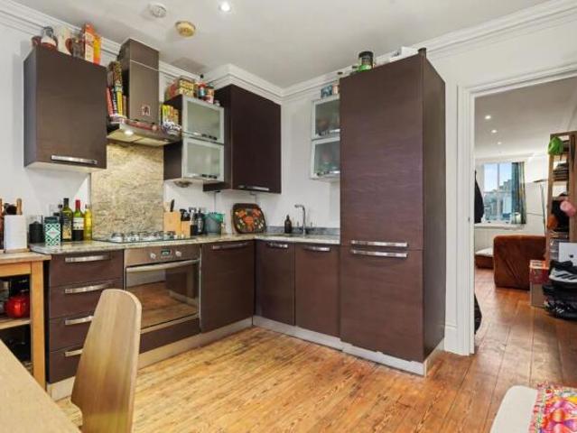 2 bedroom flat for sale in Hornsey Road, London, N19