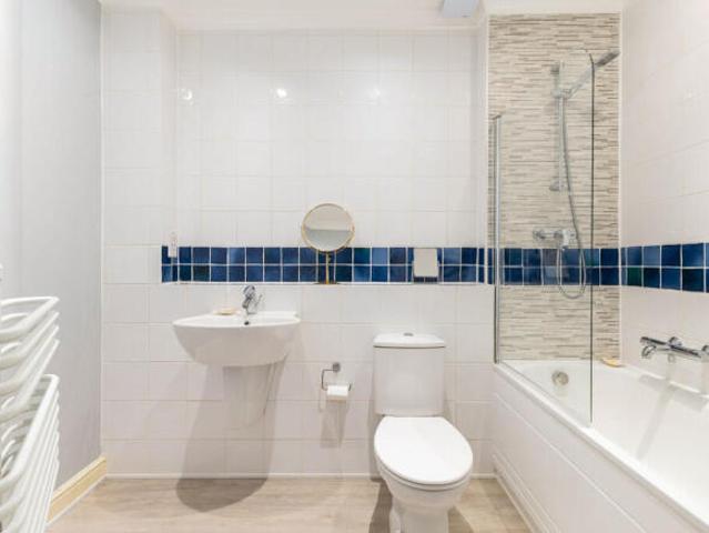 2 bedroom flat for sale in Horstmann Close, Bath, BA1