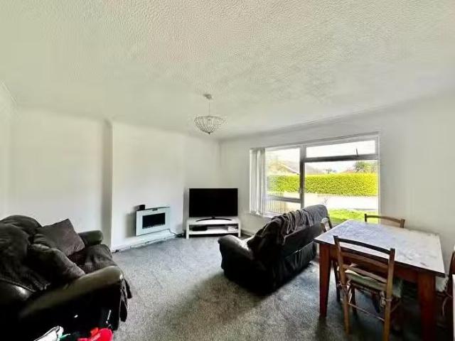 2 Bedroom Flat For Sale In Hotspur Close, Hythe, Southampton.