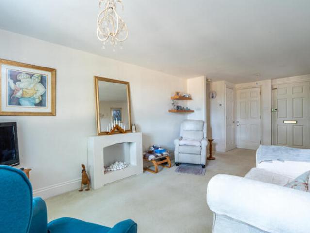 2 bedroom flat for sale in Hound Manor, Netley Abbey, Hampshire, SO31