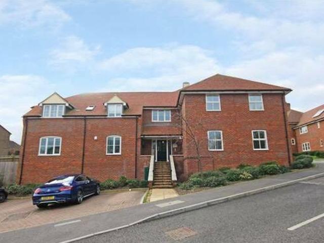 2 bedroom flat for sale in Humbers Hoe Markyate St Albans Hertfordshire AL3