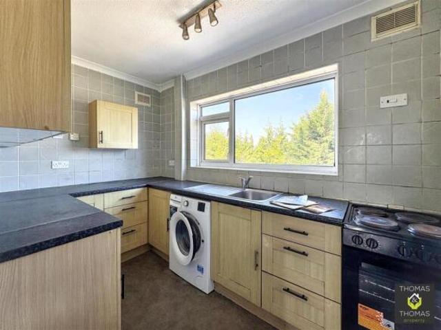 2 bedroom flat for sale in Hucclecote Road, Huccelcote, GL3