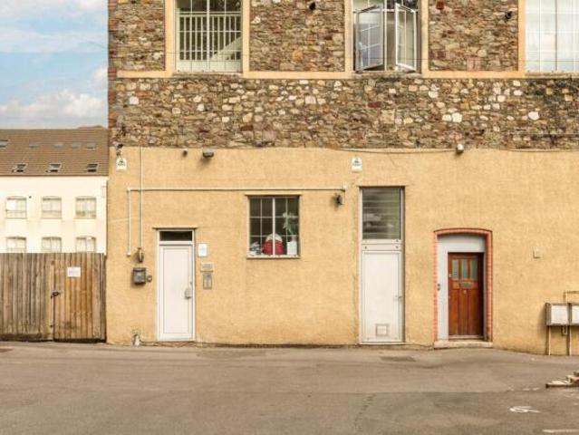 2 bedroom flat for sale in Hudds Vale Road, St George, BS5