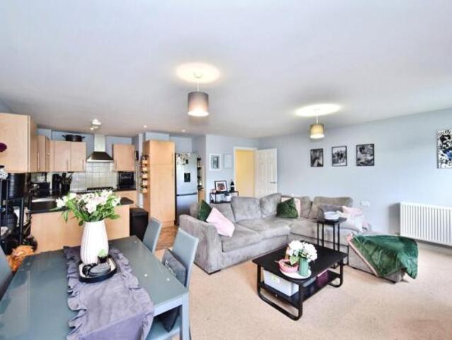 2 bedroom flat for sale in Hughenden Reach, Tovil, Maidstone, Kent, ME15