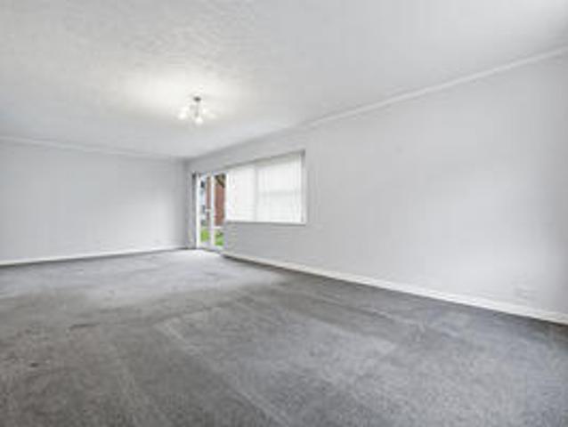 2 bedroom flat for sale in Hutton Road, Shenfield, Brentwood, CM15
