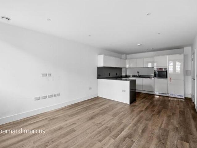 2 bedroom flat for sale in Hyde Lane, London, SW11