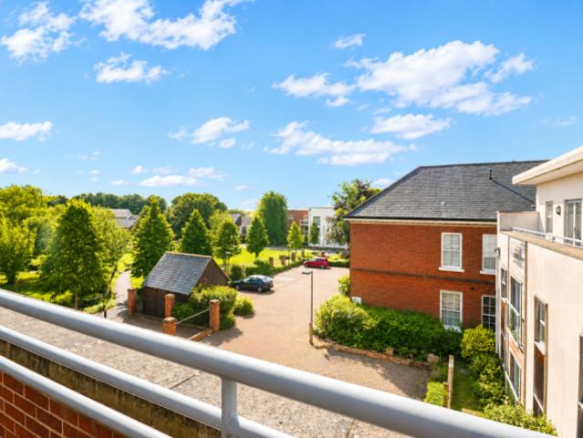 2 bedroom flat for sale in Idsworth Court, Basingstoke, RG24 9RR, RG24