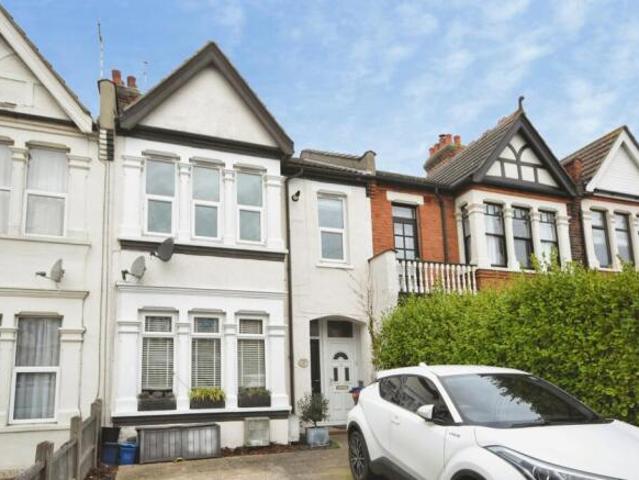 2 bedroom flat for sale in Ilfracombe Avenue, Southend on Sea, Essex, SS1