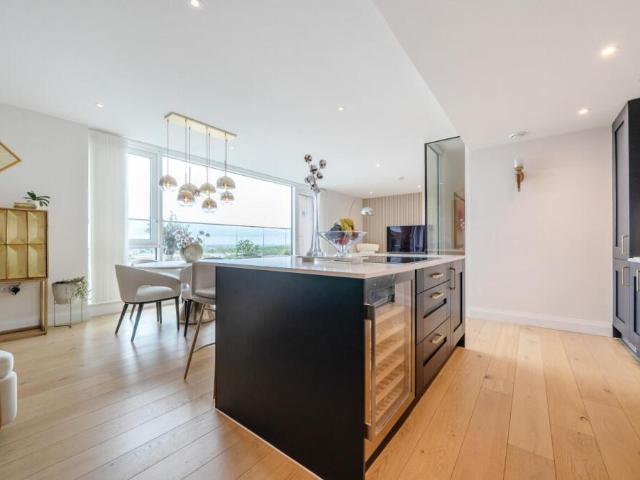 2 bedroom flat for sale in Inglis Way, Mill Hill, NW7