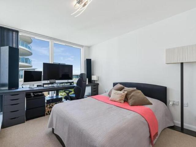 2 bedroom flat for sale in Jantzen House, Brentford, TW8