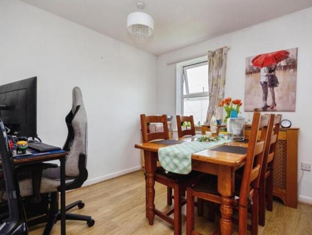 2 bedroom flat for sale in Josephs Road, Guildford, Surrey, GU1