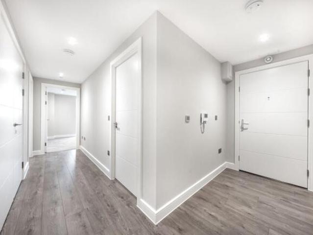2 bedroom flat for sale in Junction Court, Watford, WD17