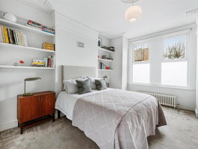 2 bedroom flat for sale in Julian Avenue, London, W3