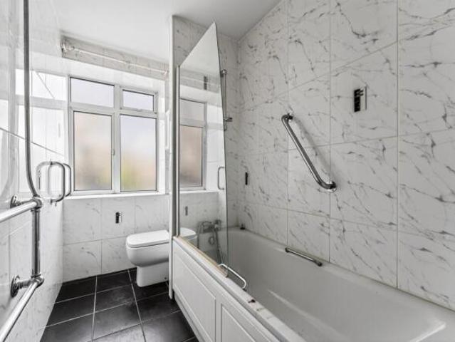 2 bedroom flat for sale in Keswick Road, London, SW15