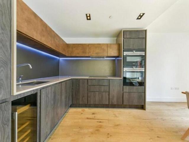 2 bedroom flat for sale in Keybridge House, Lambeth, SW8