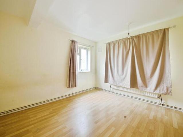 2 bedroom flat for sale in Kings Drive, Wembley, HA9