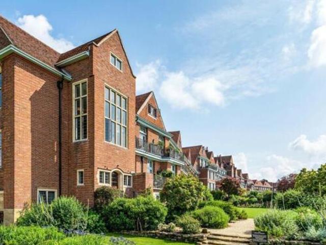 2 Bedroom Flat For Sale In Kings Drive, Midhurst
