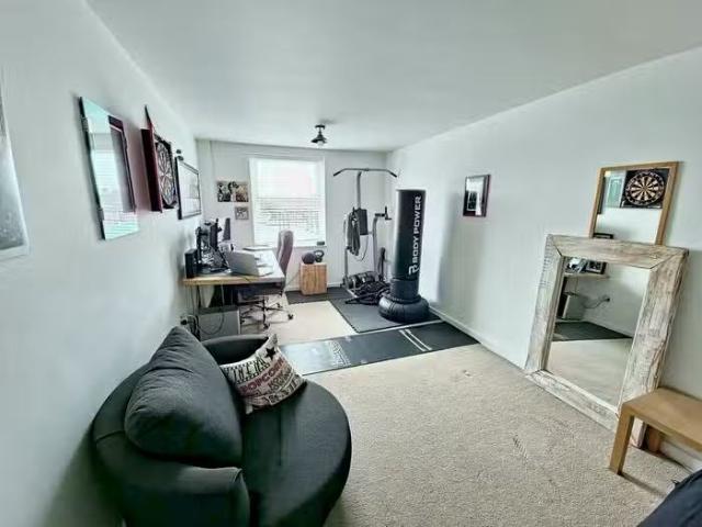 2 Bedroom Flat For Sale In Kingsley Park Terrace, Northampton.