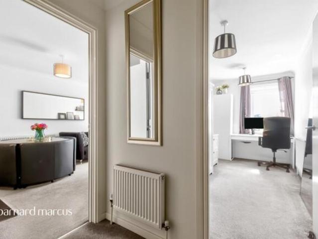 2 bedroom flat for sale in Kingston Road, Epsom, KT19