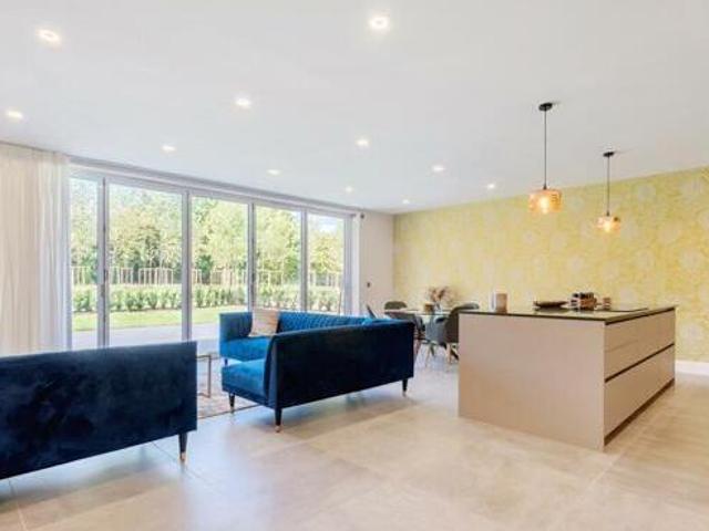 2 Bedroom Flat For Sale In Kingswood