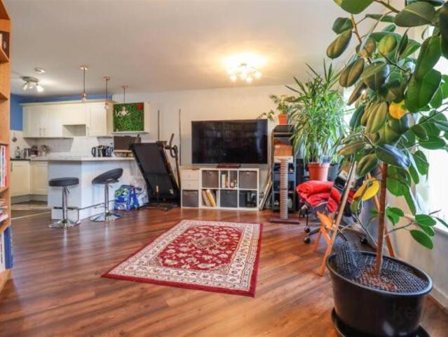 2 bedroom flat for sale in Kirkby View, Sheffield, S12