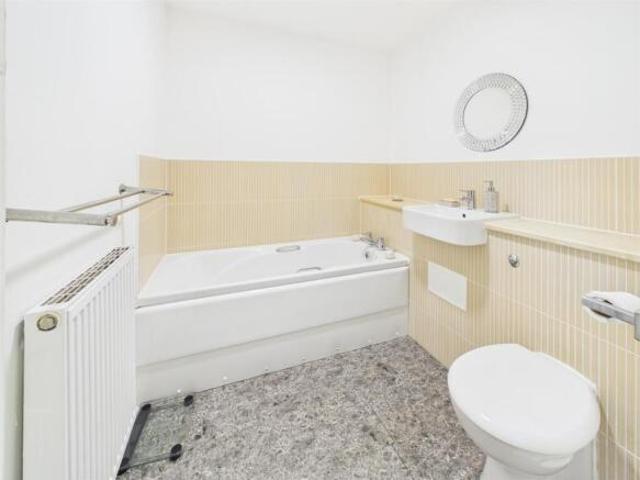 2 bedroom flat for sale in Kirkton Avenue, Glasgow, G13