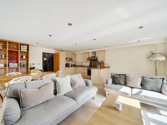 3 bedroom flat for sale in Lankhills Road, Winchester, Hampshire, SO23