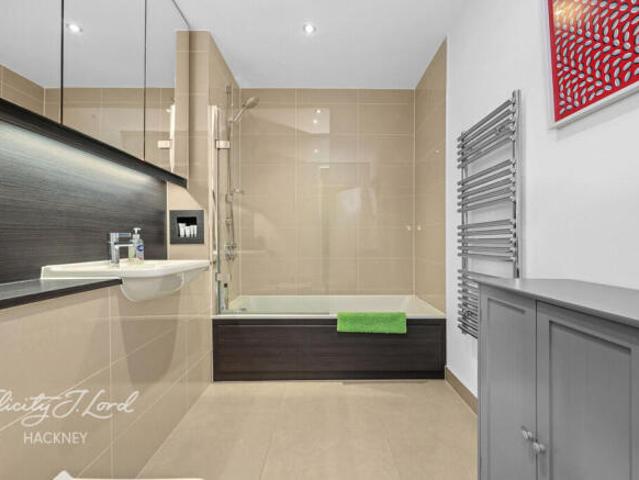 2 bedroom flat for sale in Lansdowne Drive, London E8
